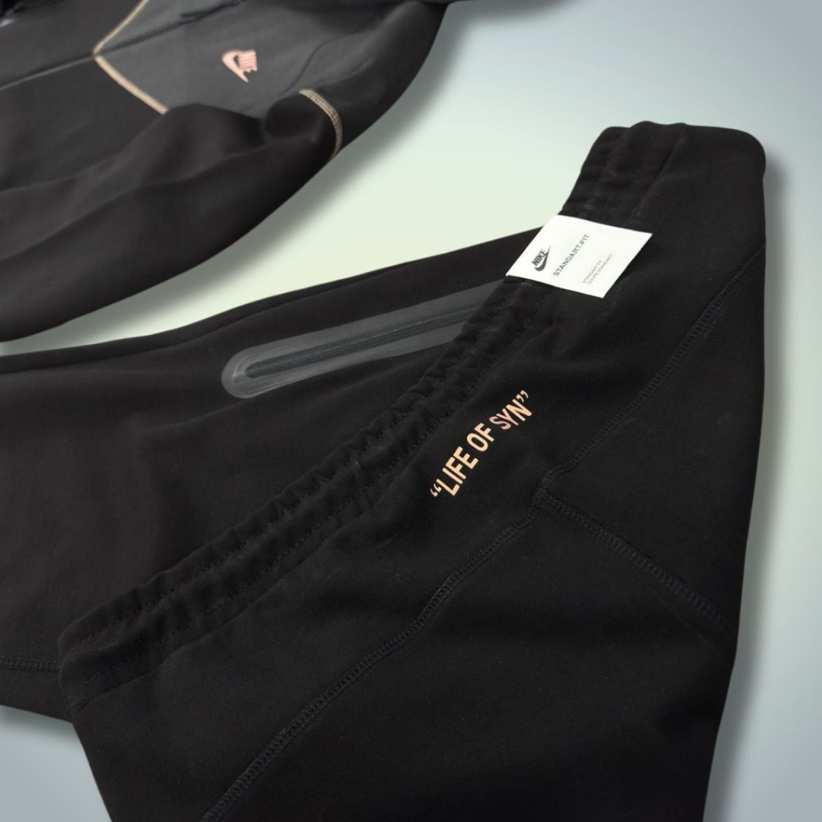 Pánská tepláková souprava Nike x Syna World Tech Fleece, černá. Model ...